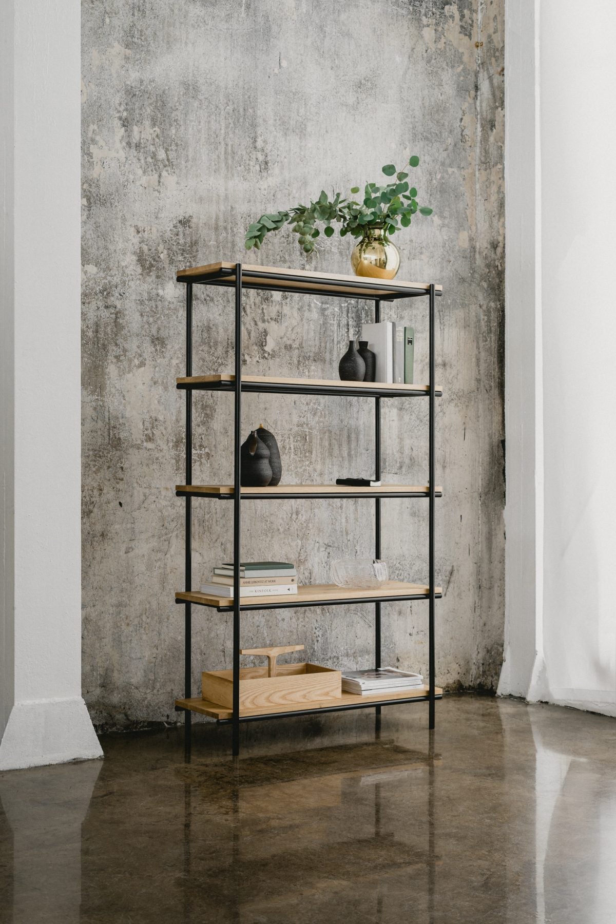 Regał ELMA | Nowoczesny regał z dębowymi półkami do biura i salonu – RAW