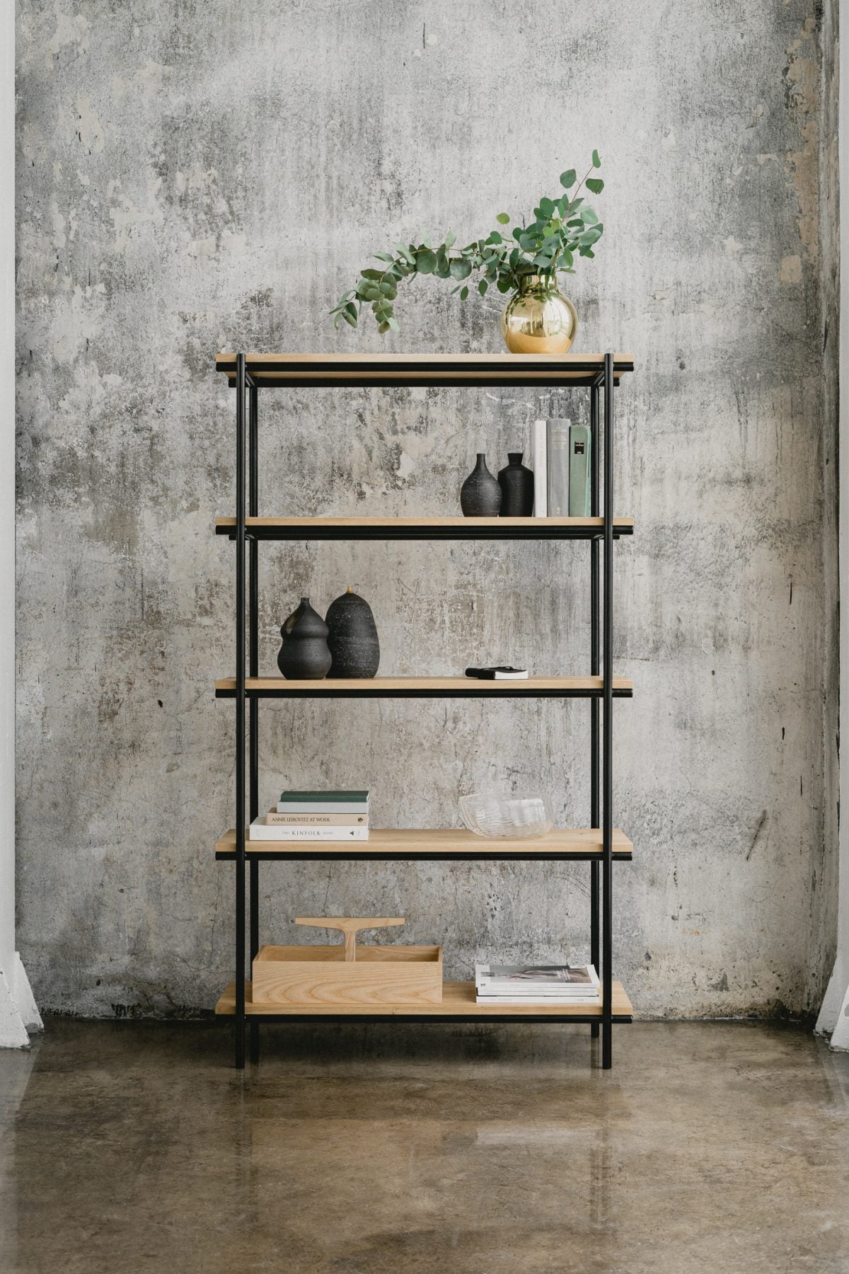 Regał ELMA | Nowoczesny regał z dębowymi półkami do biura i salonu – RAW